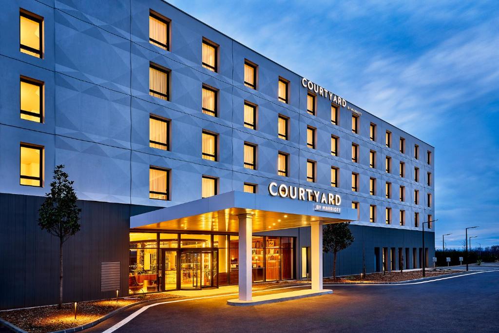 Courtyard by Marriott Lyon Eurexpo Stadium ☆ | Genas, France ...